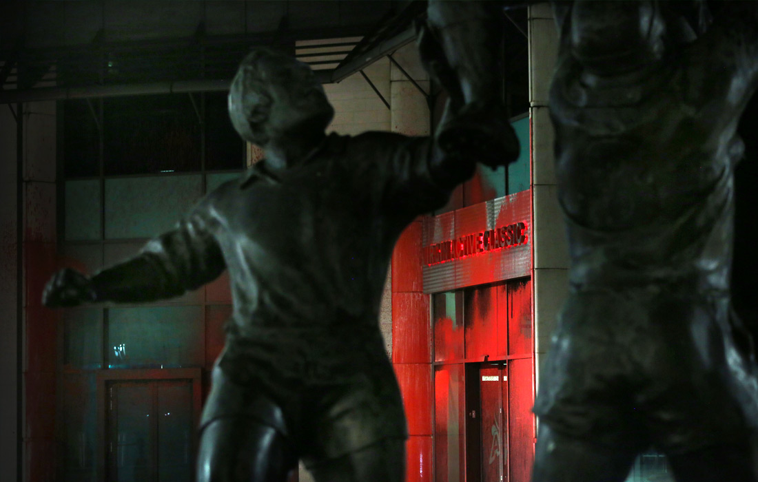 Xitoy hayvonot bog'idagi ulkan panda, gulli kiyim kiygan pingvinlar ...